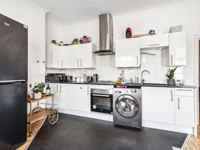 Split over two floor is this spacious 3double bedroom maisonette