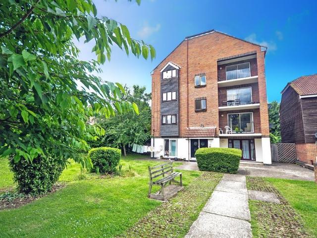 Springvale, Maidstone ME16, 2 bed flat to rent, £1,200 pcm | PrimeLocation