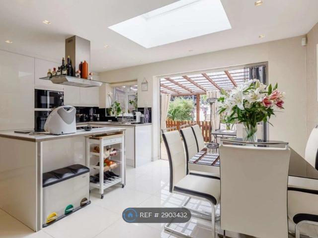 Springvale Avenue, Brentford TW8, Room to rent, £1,300 pcm | PrimeLocation