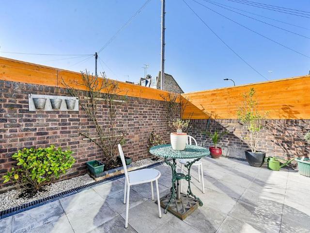 Springvale Terrace, Brook Green. 1 bed flat to rent £2,450 pcm £565 pw