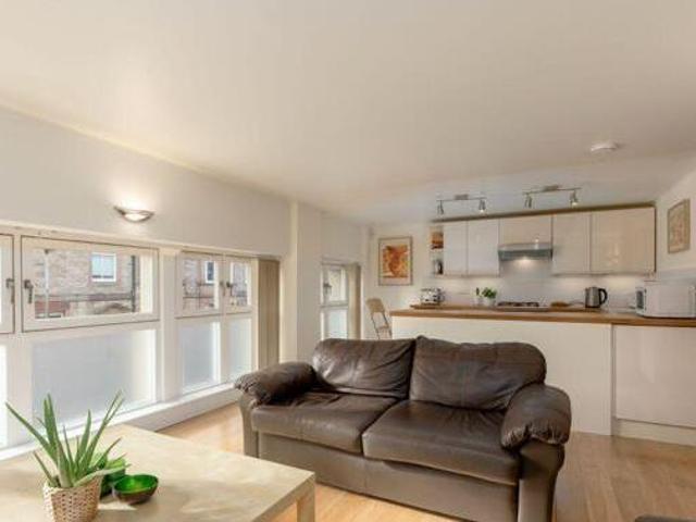 / Springvalley Gardens, Edinburgh, 2 Bedroom Flat