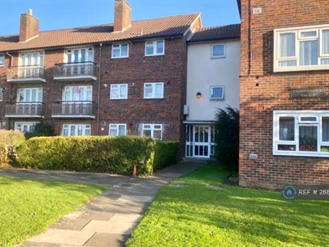 Springwell Court, Hounslow, TW4 3 bed flat to rent £2,400 pcm £554 pw