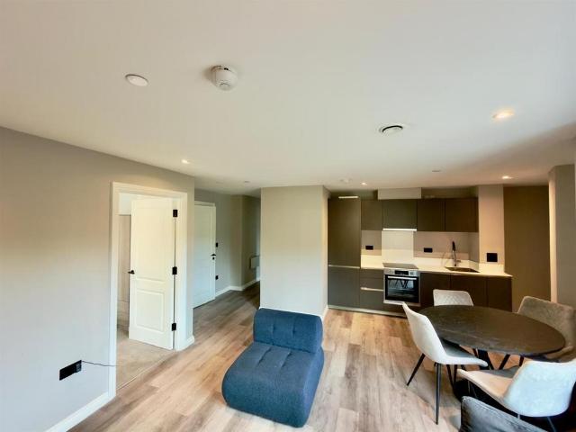Springwell Gardens, Whitehall Road. 2 bed apartment to rent £1,450 pcm £335 pw