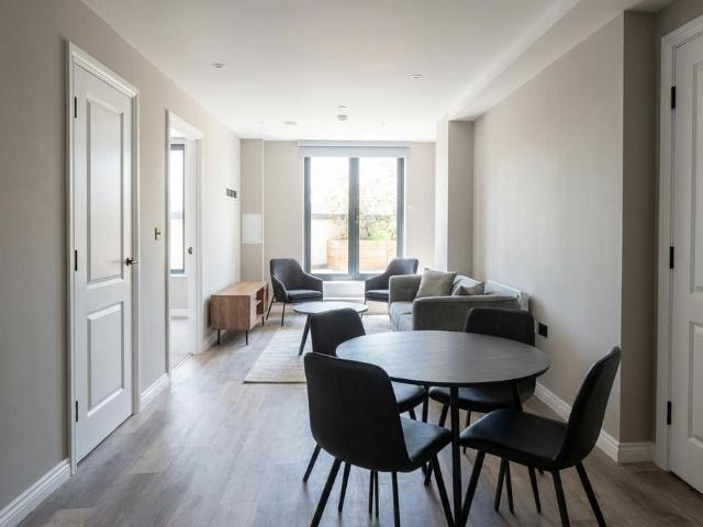 Springwell Gardens, Whitehall Road. 2 bed apartment to rent £1,450 pcm £335 pw