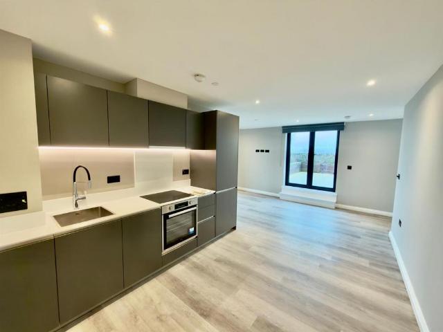 Springwell Gardens, Whitehall Road. 2 bed apartment to rent £1,800 pcm £415 pw
