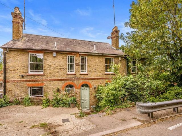 Springwell Lane, Rickmansworth WD3 3 bed detached house to rent £3,000 pcm £692 pw