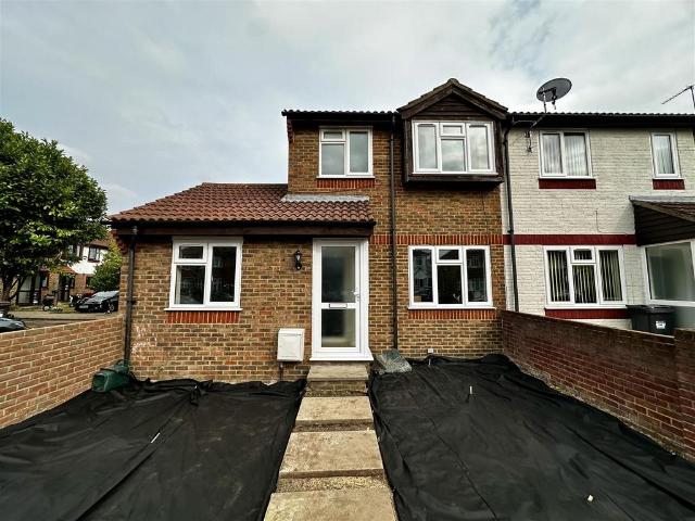 Springwell Road, Hounslow TW5 3 bed end of terrace house to rent £2,300 pcm £531 pw