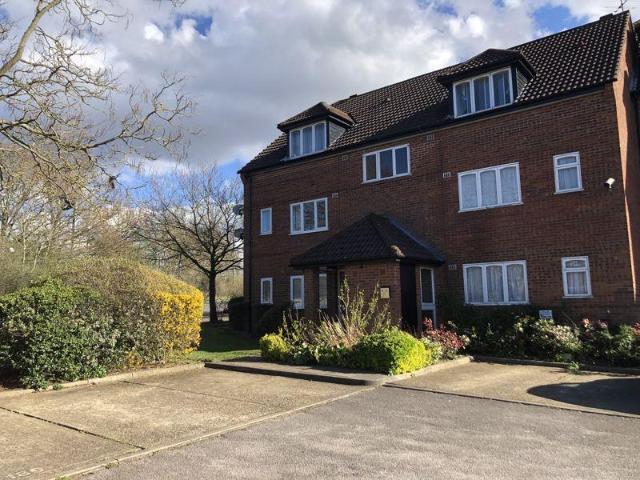 Springwood Crescent, Edgware. 2 bed flat to rent £1,647 pcm £380 pw