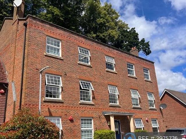 Spring Close, Crawley, RH11 2 bed flat to rent £1,375 pcm £317 pw
