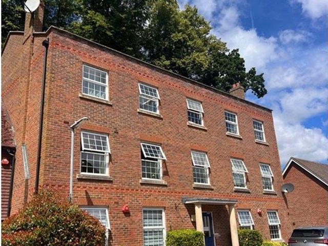 Spring Close, Crawley RH11, 2 bed flat to rent, £1,375 pcm | PrimeLocation