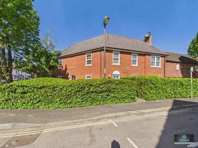 Spring Close, Crawley RH11 2 bed flat to rent £1,495 pcm £345 pw