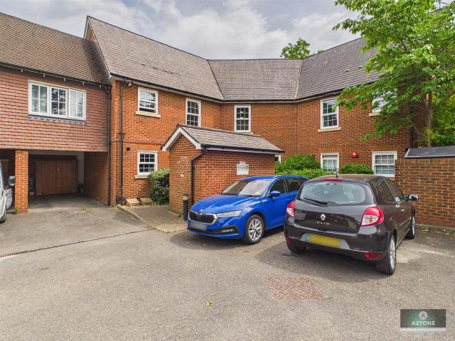 Spring Close, Crawley RH11, 2 bed flat to rent, £1,495 pcm | PrimeLocation