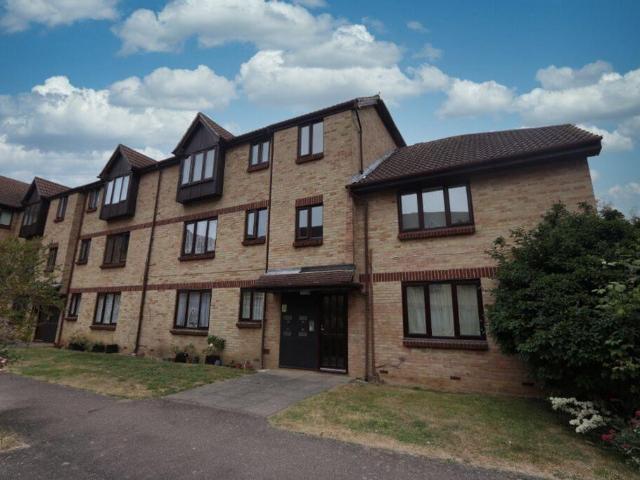 Spring Close, Dagenham, RM8 2 bed apartment to rent £1,800 pcm £415 pw