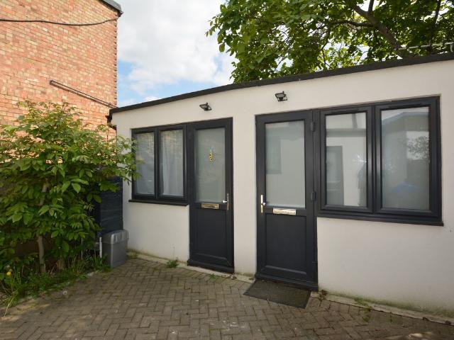 Spring Gardens, West Molesey KT8, Studio to rent, £900 pcm | PrimeLocation