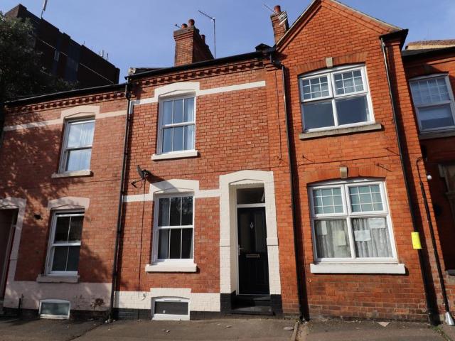 Spring Gardens, Northampton NN1 3 bed terraced house to rent £1,195 pcm £276 pw