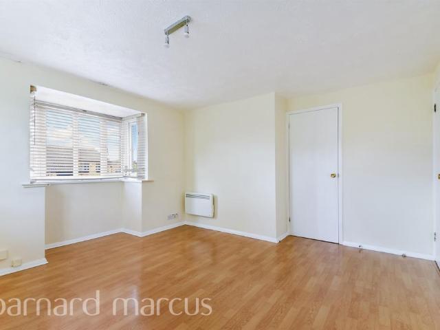 Spring Grove, MITCHAM 2 bed flat to rent £1,700 pcm £392 pw