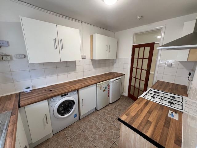 Spring Grove Road, Hounslow TW3 2 bed flat to rent £1,700 pcm £392 pw
