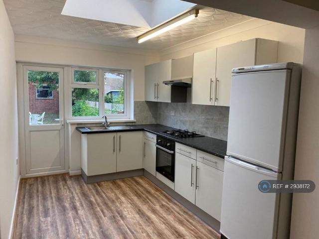 Spring Grove Road, Hounslow, TW3 2 bed flat to rent £1,700 pcm £392 pw