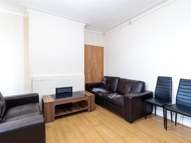 Spring Grove Walk, Hyde Park, Leeds 3 bed house to rent £1,924 pcm £444 pw