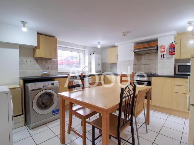 Spring Grove Walk, Hyde Park, Leeds 5 bed house to rent £2,765 pcm £638 pw