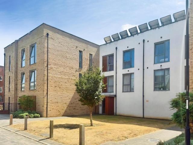 Spring Drive, Cambridge, CB2 2 bed apartment to rent £1,750 pcm £404 pw