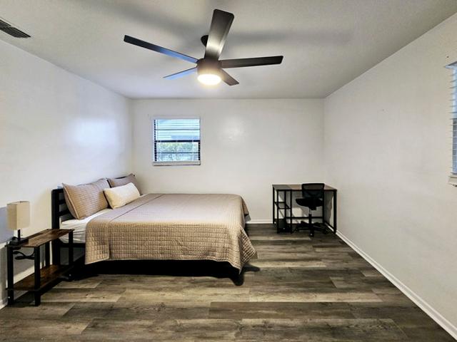 Spring Hill Duplex / Multiplex with Dining area. Comfortable & spacious