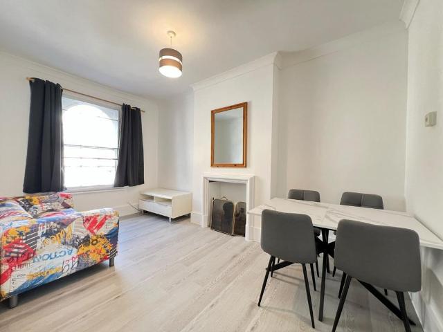 Spring Street, W2 3RA 1 bed flat to rent £2,400 pcm £554 pw