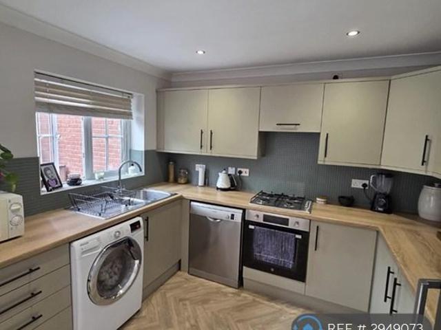 Spring Place Gardens, Mirfield, WF14 4 bed end of terrace house to rent £1,595 pcm £368 pw