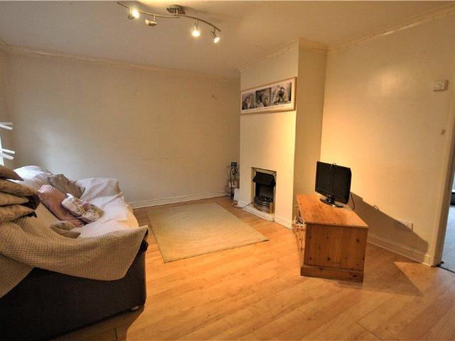 Spring Rise, Egham, Surrey, TW20 2 bed semi detached house to rent £1,850 pcm £427 pw