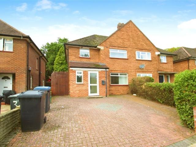Spring Rise, Surrey TW20 6 bed detached house to rent £3,100 pcm £715 pw