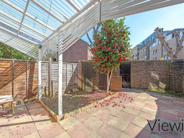 Spring Walk, London E1, 4 bed terraced house to rent, £3,900 pcm | PrimeLocation