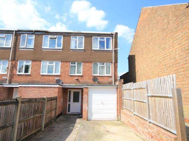 Spring Terrace, Reading, Berkshire RG2, 4 bed end terrace house to rent, £1,950 pcm | PrimeLocation