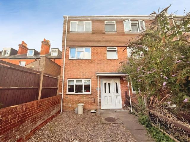 Spring Terrace, Reading, Berkshire, RG2 4 bed terraced house to rent £1,950 pcm £450 pw