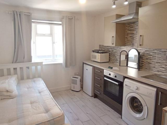 Springbank Road, Lewisham SE13, Studio to rent, £1,150 pcm | PrimeLocation