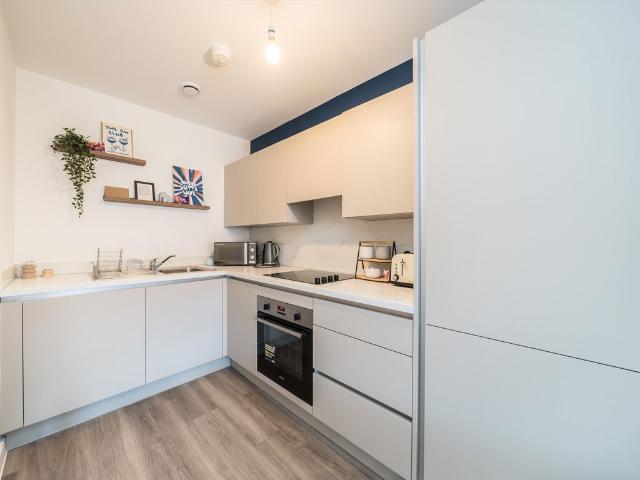 Springfield Drive, Tooting SW17, 1 bed flat to rent, £2,200 pcm | PrimeLocation