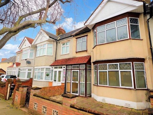 Springfield Drive, Ilford, IG2 4 bed property to rent £2,700 pcm £623 pw