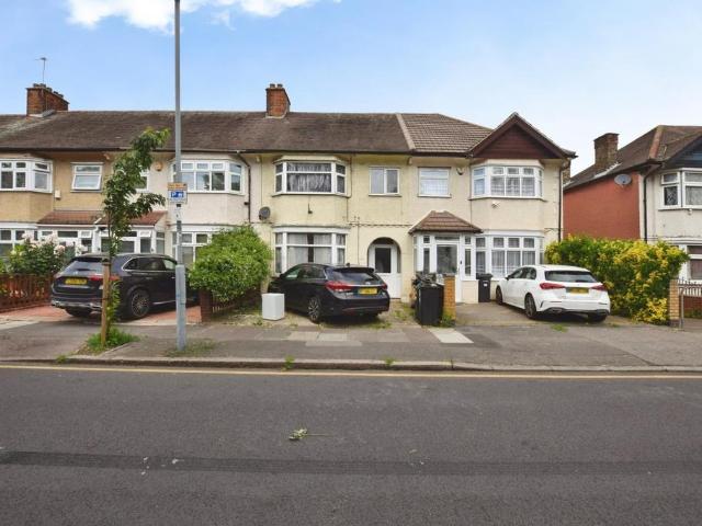 Springfield Drive, Ilford, IG2 4 bed terraced house to rent £2,600 pcm £600 pw
