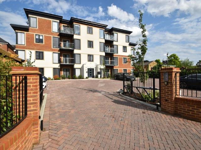 Springfield Lane, Weybridge, KT13 1 bed apartment to rent £1,700 pcm £392 pw