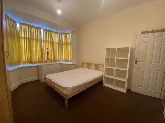 Springfield Mount, Colindale NW9, Room to rent, £950 pcm | PrimeLocation