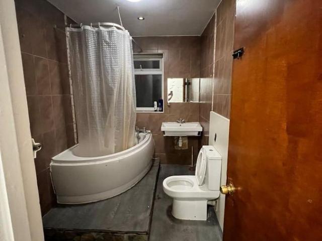 Springfield Mount, London NW9, Room to rent, £900 pcm | PrimeLocation