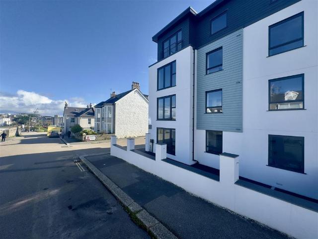 Springfield Road, Newquay TR7 2 bed apartment to rent £1,175 pcm £271 pw