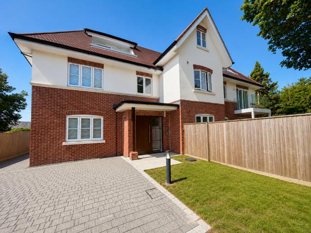 Springfield Road, Poole 2 bed flat to rent £1,595 pcm £368 pw