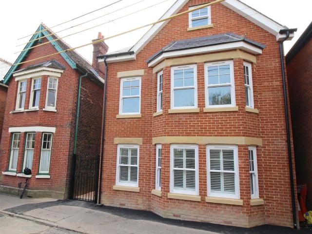 Springfield Road, Southgate RH11, 1 bed flat to rent, £1,250 pcm | PrimeLocation