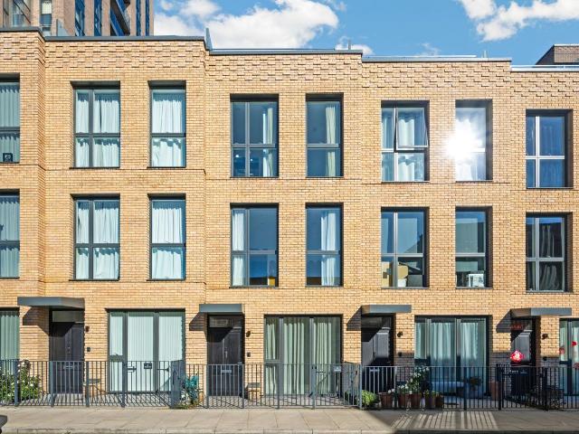 Springpark Drive, Woodberry Down, London N4, 4 bed town house to rent, £6,100 pcm | PrimeLocation