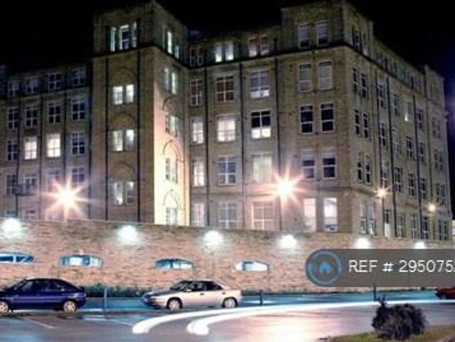 Sprinkwell, Dewsbury, WF13 2 bed penthouse to rent £1,195 pcm £276 pw