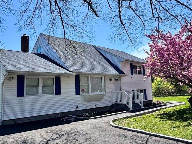 Spur Dr S, Islip, Home For Sale