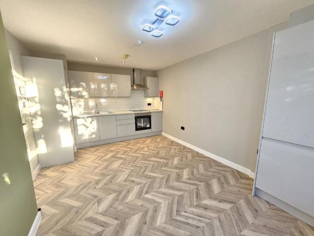 Spur Road, London N15 2 bed flat to rent £2,100 pcm £485 pw