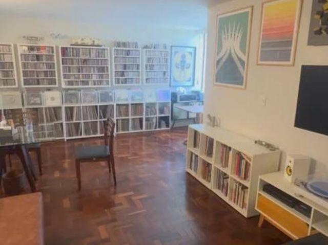 SQN 116 100,45m2. 3 quartos com suite. Vazado 3° andar. Perpendicular. Prédio reformado. 1 VAGA Gar