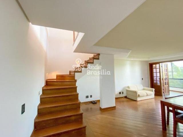 SQN 211 Cobertura à venda, 3 quartos, sendo 2 suítes, vista livre, 2 vagas soltas, Asa Norte