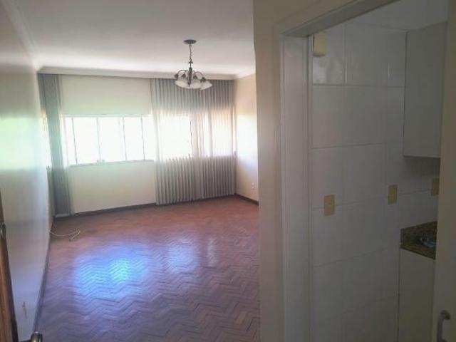 SQS 104 4º andar Semi reformado 02 quartos Nascente vista livre